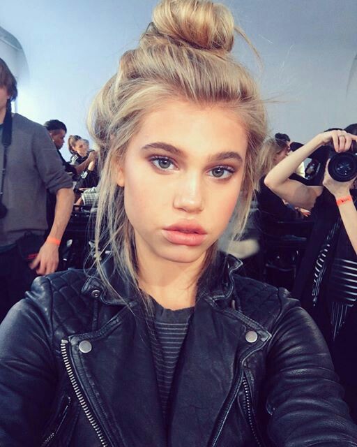 Pin By Clare Doyel On Famous Womens Blonde Hair Black Eyebrows Meredith Mickelson Hair Styles