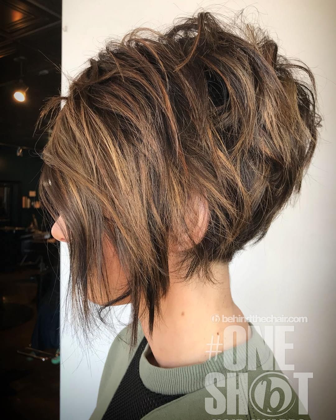 Messy Highlighted Pixie With Long Side Bangs Messy Bob Hairstyles Short Shag Hairstyles Bobs