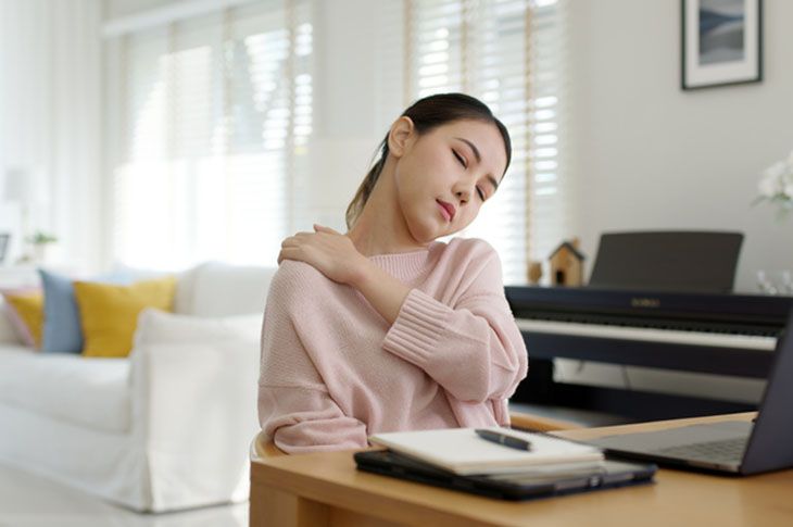 Stiff Neck? Try These 6 Tips to Alleviate the Symptoms - Fitbit Blog ... Stiff Neck? Try These 6 Tips to Alleviate the Symptoms - Fitbit Blog ...