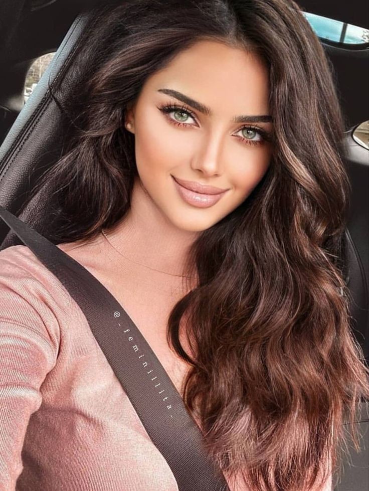 ぱっちり目 キュートな瞳 ゴージャスな女性 ブルネットのヘア 美髪 髪の写真 赤毛 女性の顔 女性の顔