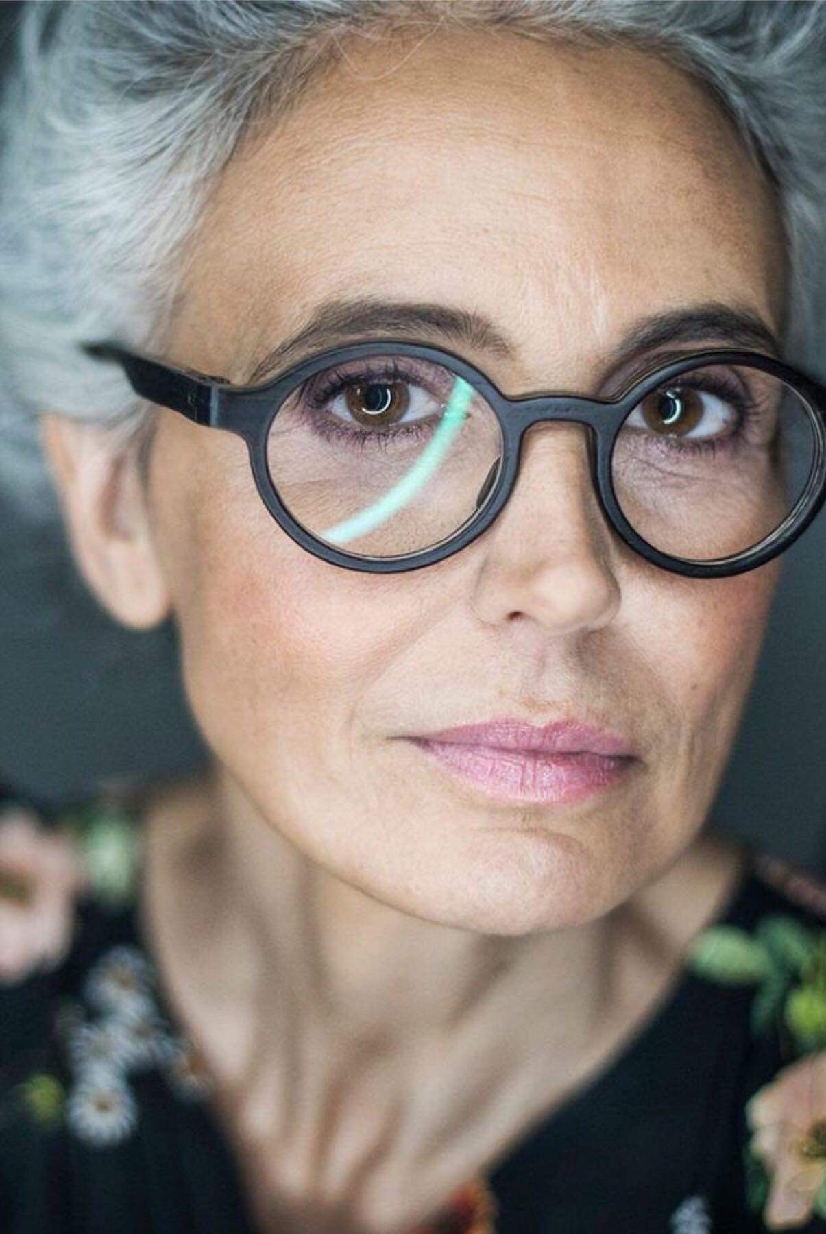 Pin By Maida Lazcano On Lentes Bonitos Glasses Inspiration Grey Hair