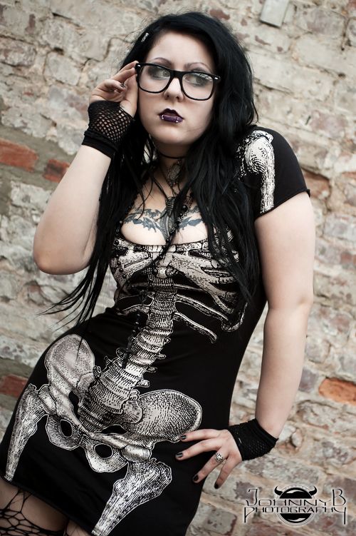 Girls With Glasses Dark Fashion Gothic Fashion Fashion Beauty Curvy Fashion Goth Beauty