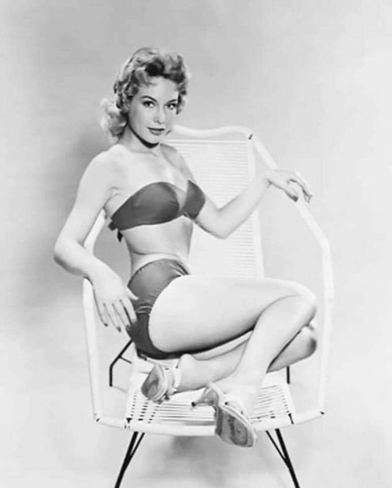 Early Barbara Eden Pinup Photo With Images Barbara Eden I Dream Of Jeannie American Actress