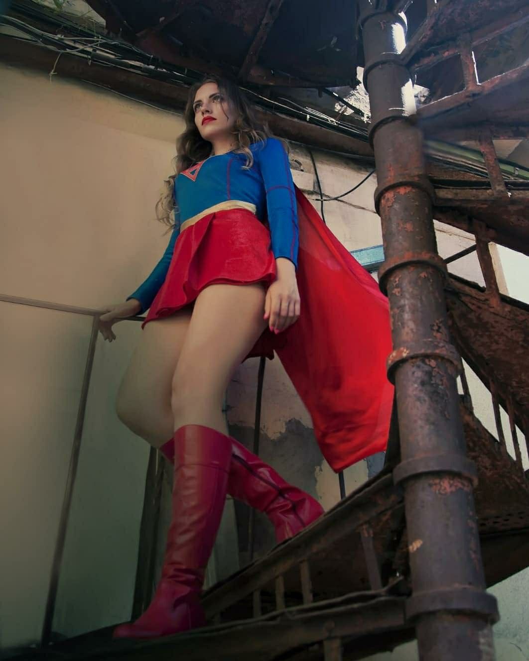 Supergirl Classic Tv Costume Cosplay Down Stairs