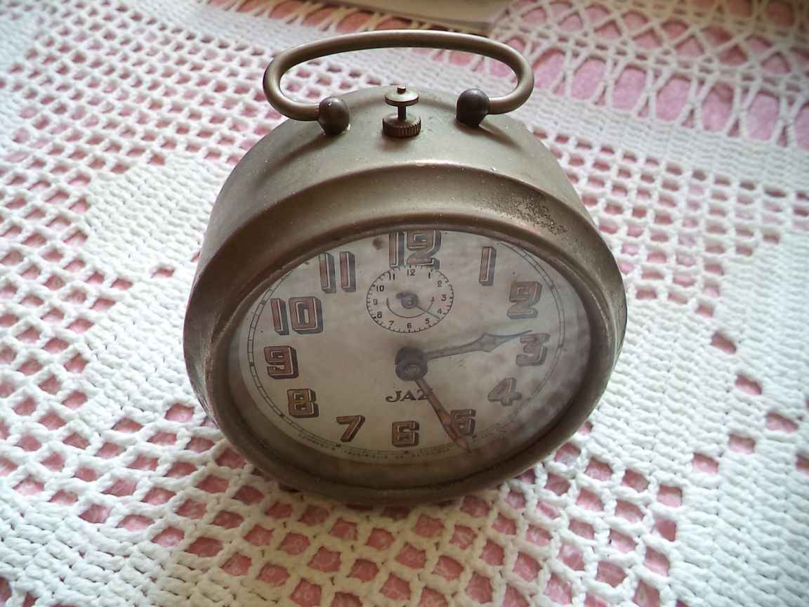 Een oude wekker staat bijzonder leuk op je nachtkastje De wekker is ... Een oude wekker staat bijzonder leuk op je nachtkastje De wekker is ...