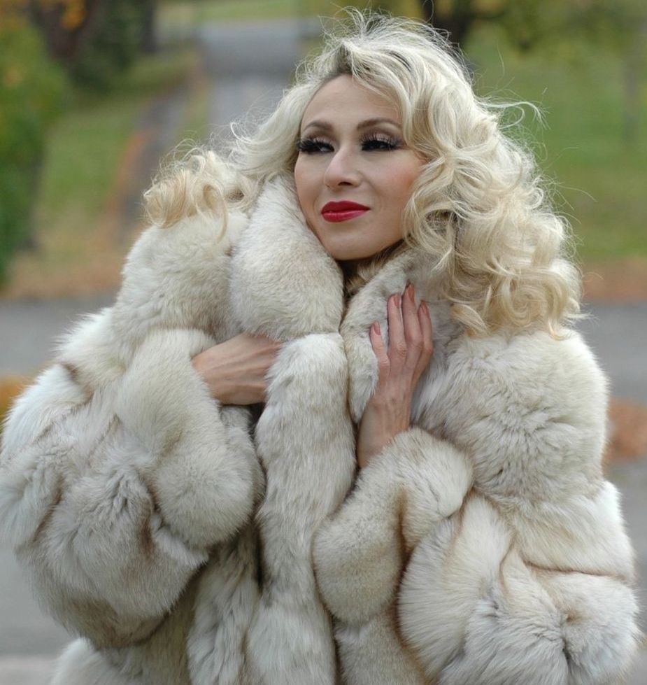 Pin By Richard Kocon On Candy Loving In Fur 1979 Fur Fashion Fur Coat Fashion Fur Coats Women