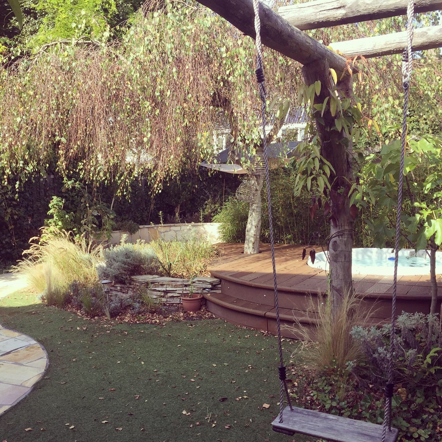 Mediterrane tuin met flagstones, jacuzzi en natuurlijke pergola in 2024 ... Mediterrane tuin met flagstones, jacuzzi en natuurlijke pergola in 2024 ...