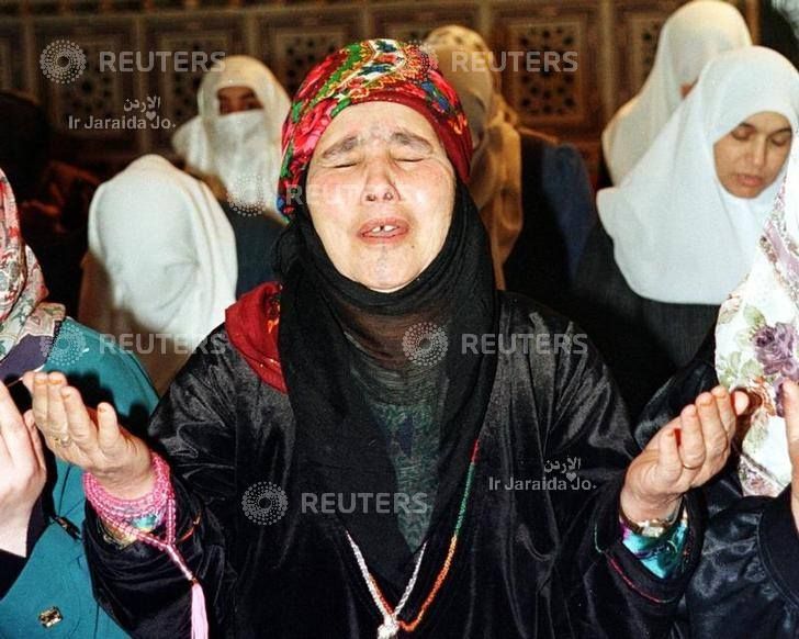 صور قديمة تحكي الأردن 06 يناير 1999 م أم أردنية تدعو للراحل الملك الحسين خلال رحلته العلاجية