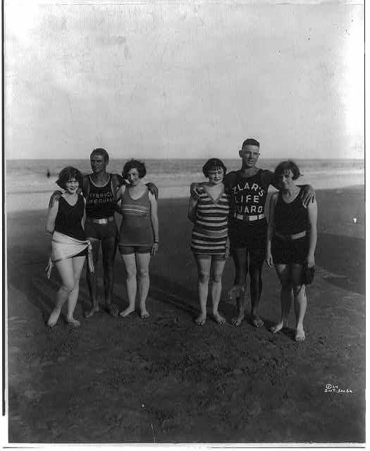 30 Vintage Photos Of People Having Fun At The Beach Beach Fun People Having Fun Vintage Swimmer