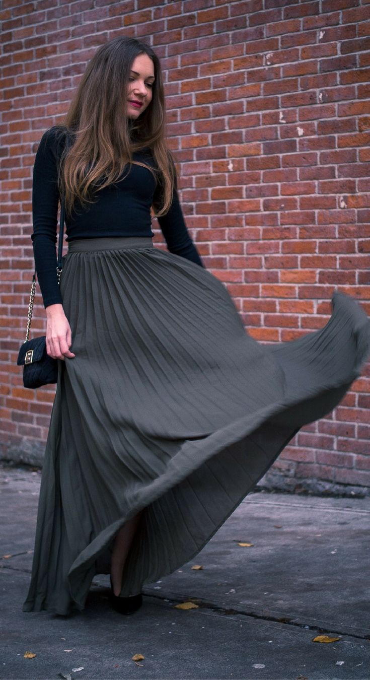 Stylish Way To Wear A Pleated Maxi Skirt This Fall ☀️ Ive Got