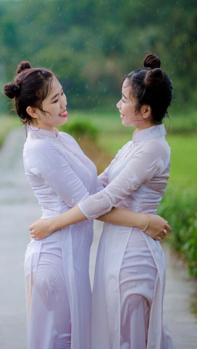 Ghim Trên Áo Dài