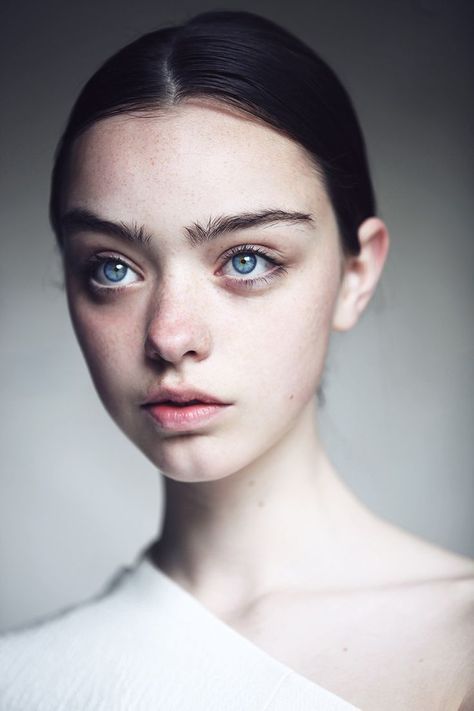 Hair Dark Pale Skin Blue Eyes Character Inspiration 18 Ideas Retratos