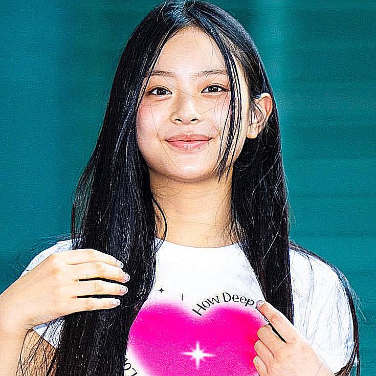 Newjeans Hanni Icon Kpop In 2022 Disney Princess Disney Disney Characters
