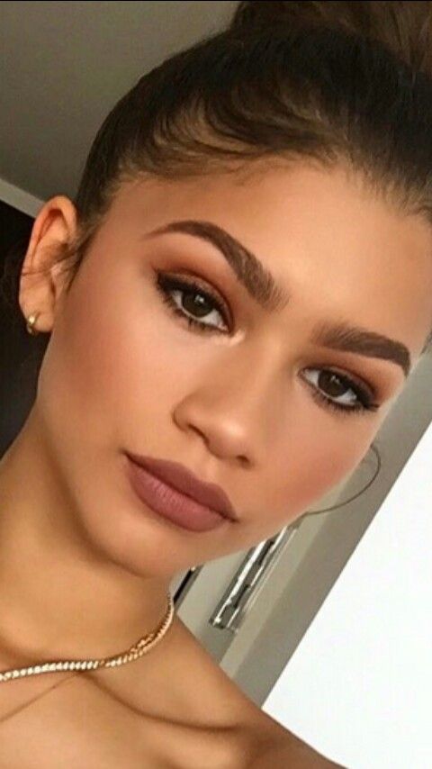 Pin By Nicole Domi Lagos On Zendaya Zendaya Makeup Ball Makeup