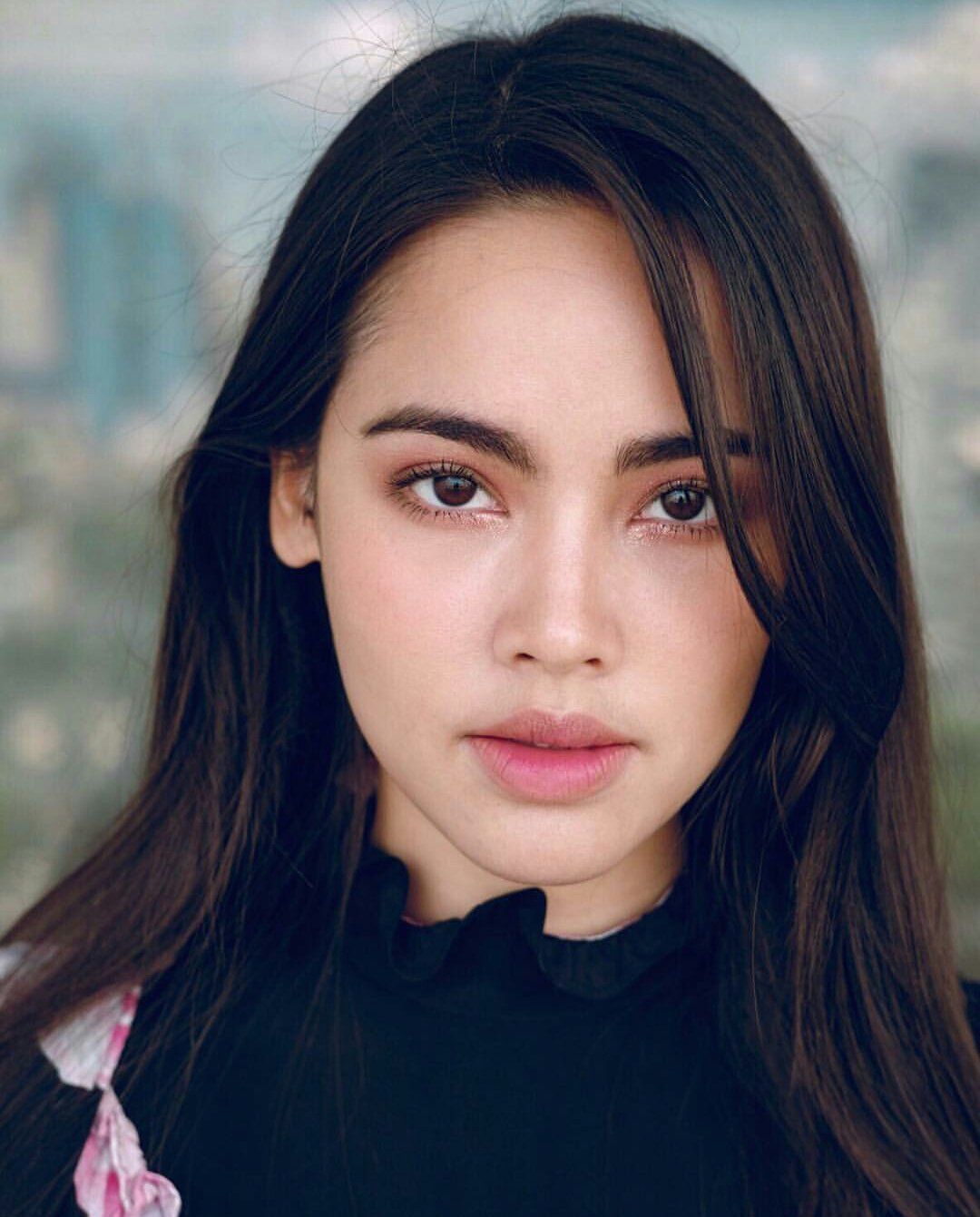 Yaya Urassaya Kecantikan Artis Wajah