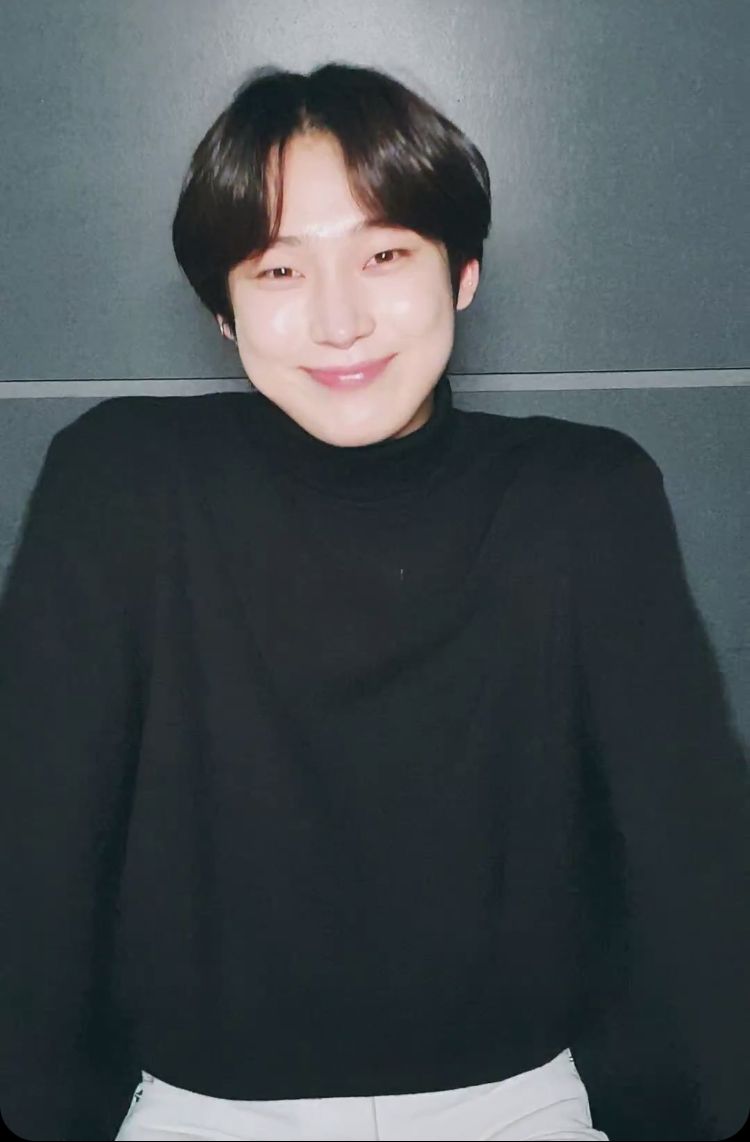 Sunoo Enhypen In 2023 Wearing Black Black Turtleneck Black Hair