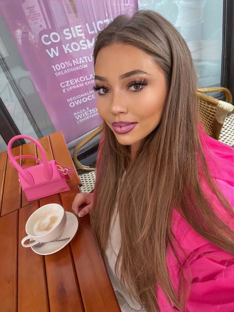 Pin By Shanelle Harrell On Hair Inspo Hair Color Caramel Honey Blonde Hair Brown Hair Looks