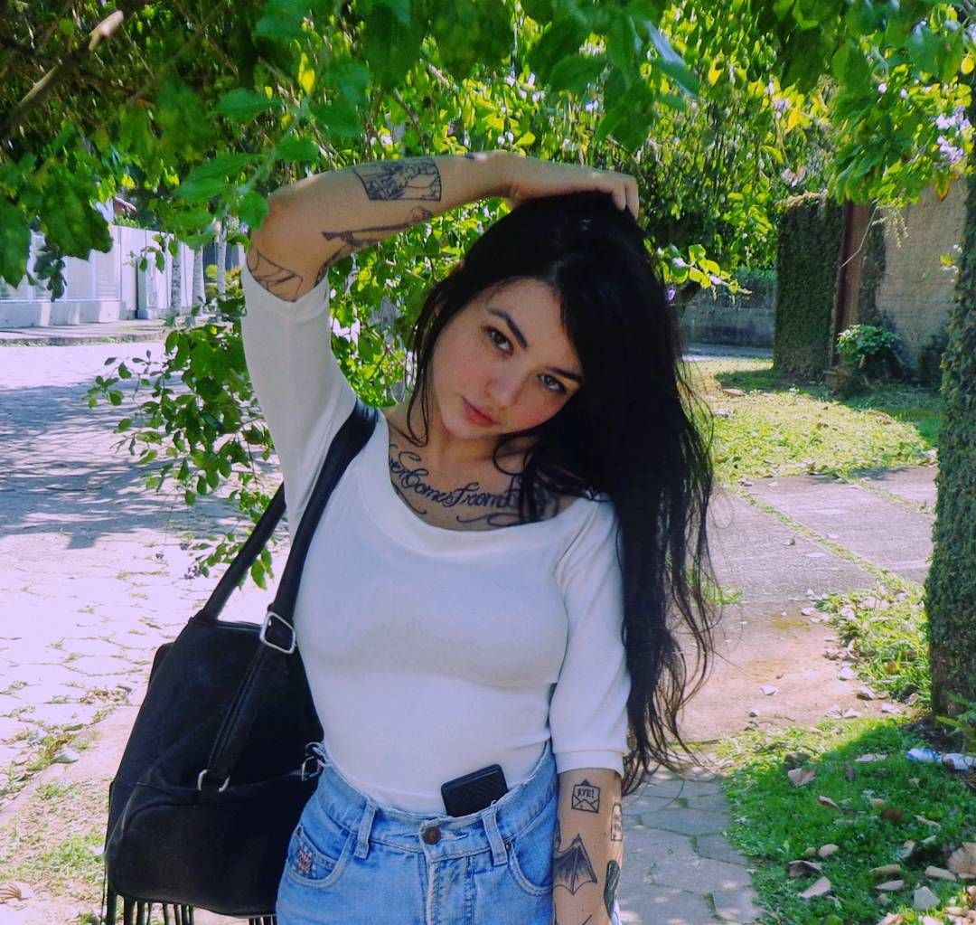 Jessicabeppler On Instagram “pochete Pra Que” Garotas Tatuadas