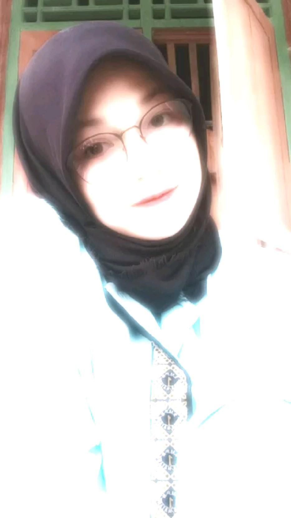 Lukisan Wanita Bertudung Pakai Cermin Mata Bella Mackay
