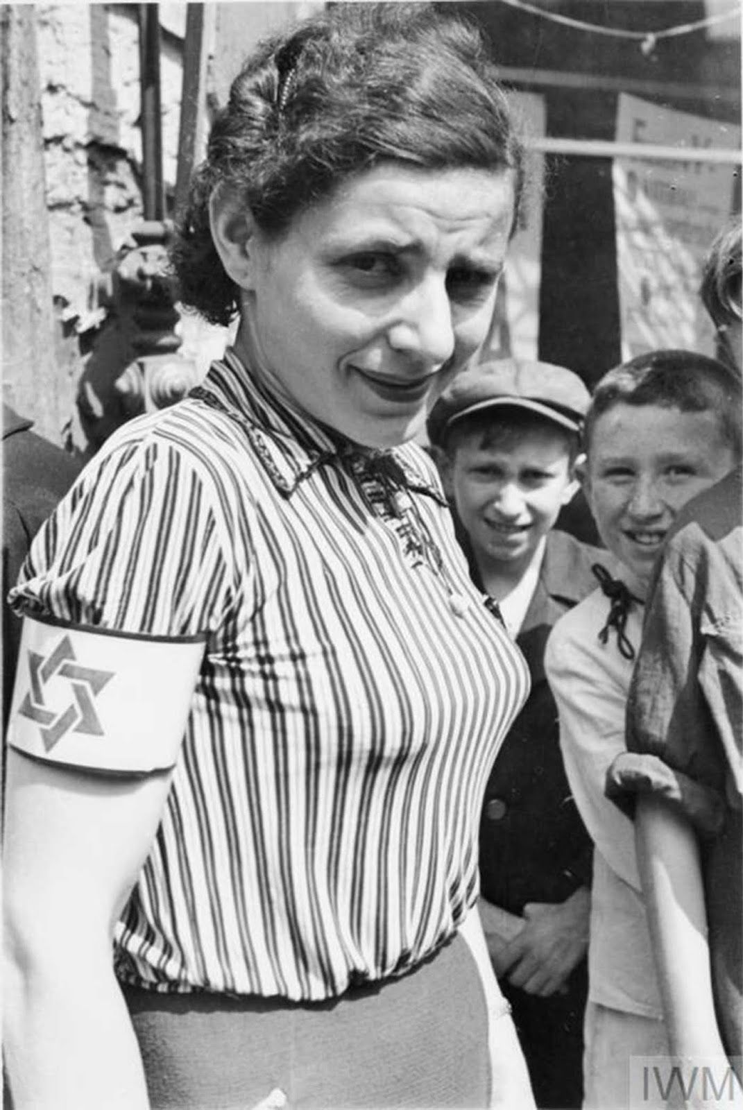 Daily Life In The Warsaw Ghetto Through Rare Photographs 1941 Artofit