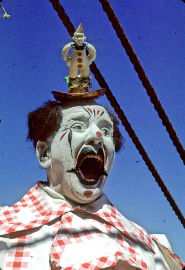 30 Fascinating And Creepy Kodachrome Slides Of Circus Clowns From The
