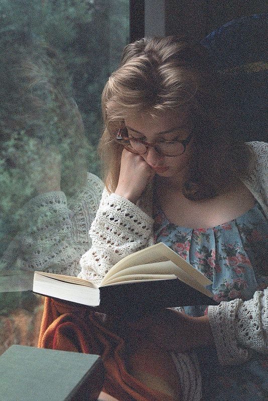 ᴘɪɴᴛᴇʀᴇsᴛ Deblauwezoe Girl Reading Book Woman Reading Reading Books Reading Light Book
