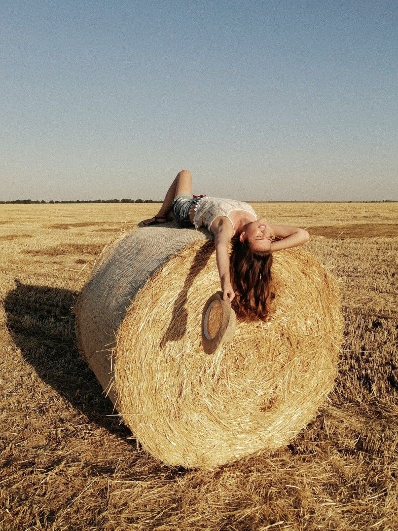 Inspo Photo Boho Photo On Hay Bale Balle Di Fieno Fieno Pose Fotografiche